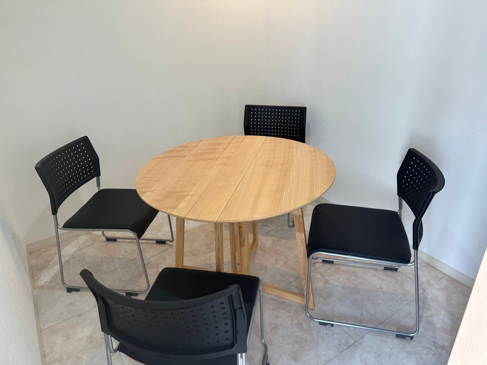 【岩見沢 by エヌコロン】 ミーティングスペースA（〜4人まで）の写真1