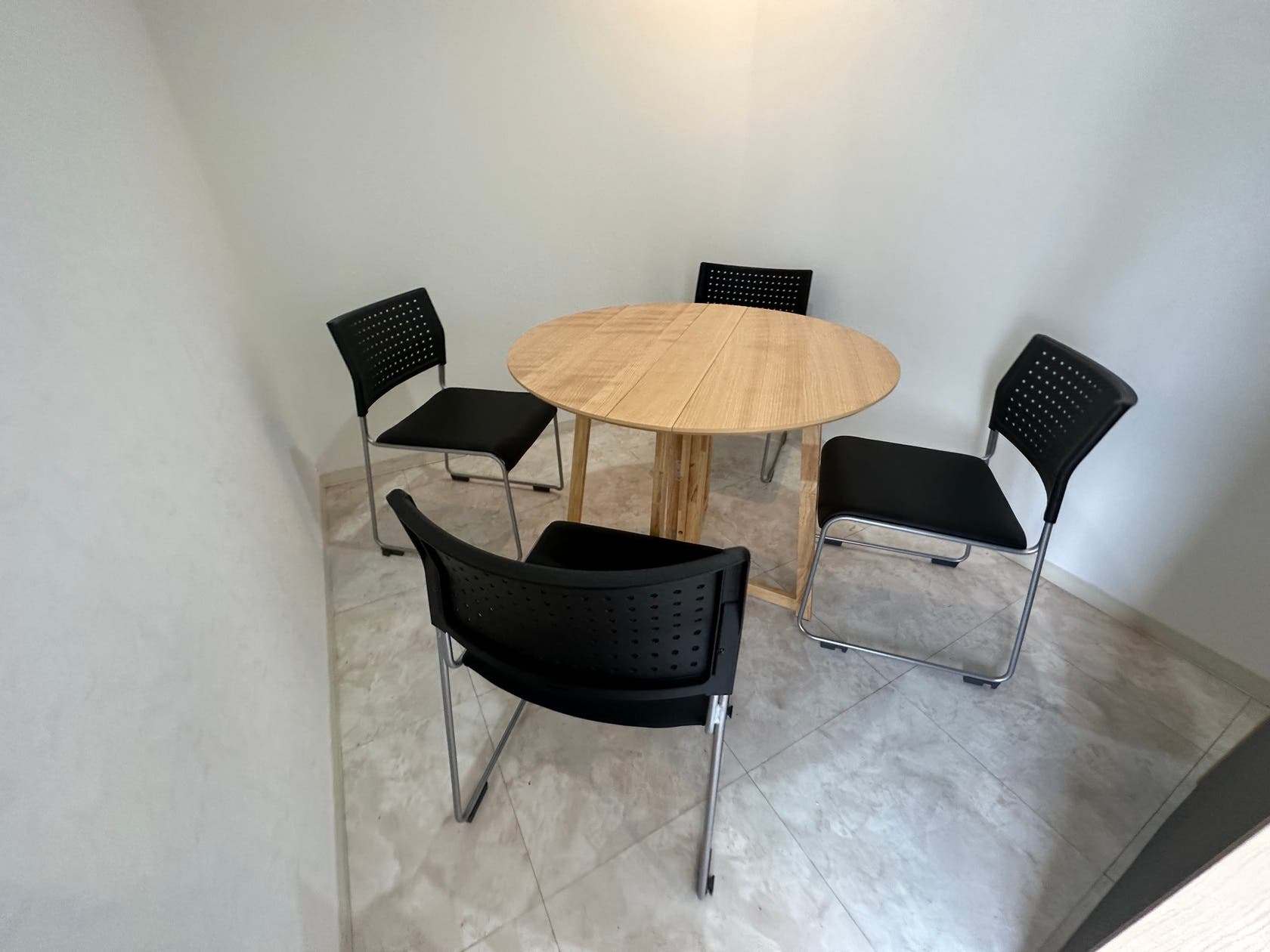 【岩見沢 by エヌコロン】 ミーティングスペースA（〜4人まで）の写真2