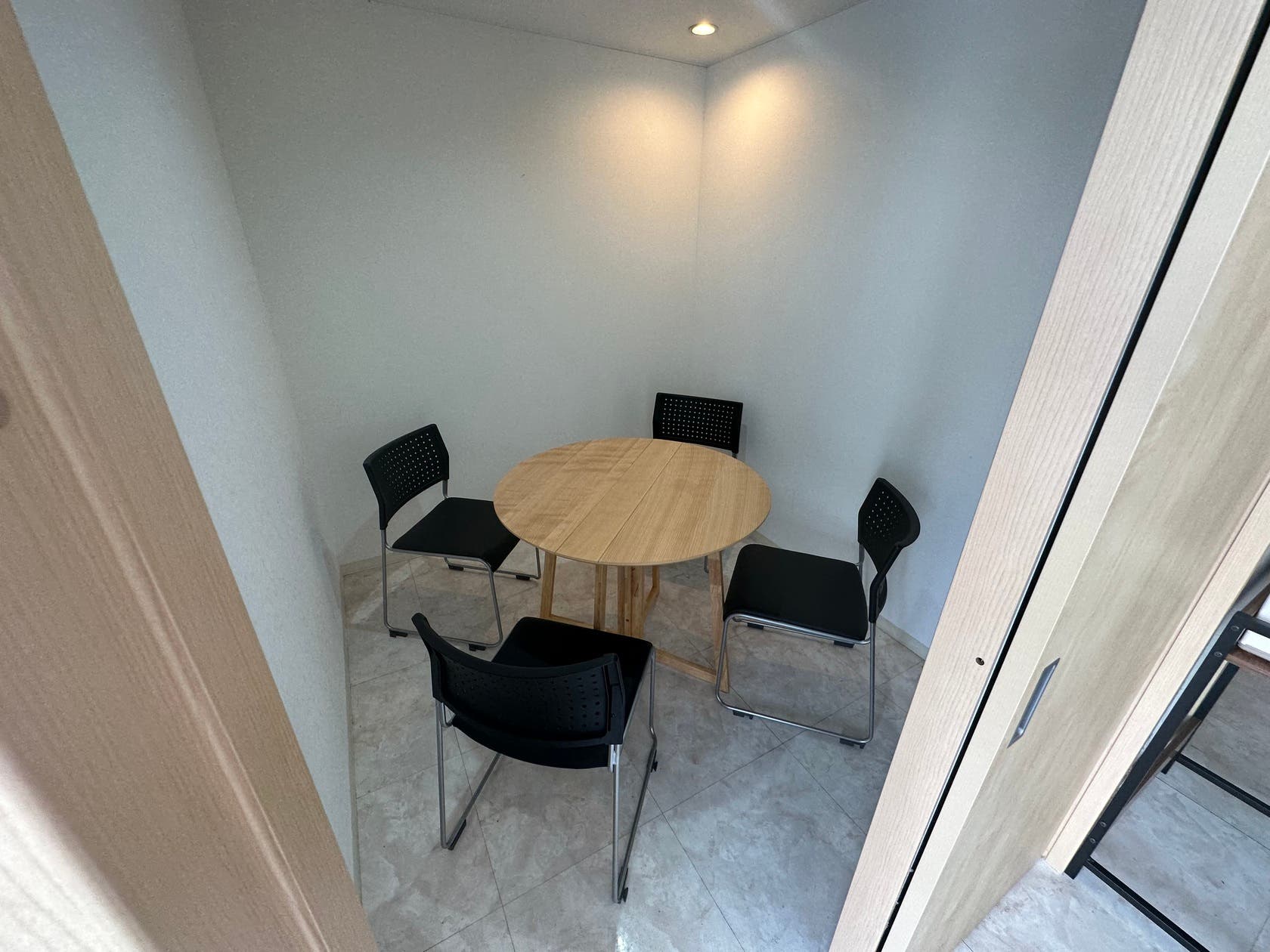 【岩見沢 by エヌコロン】 ミーティングスペースA（〜4人まで）の写真3