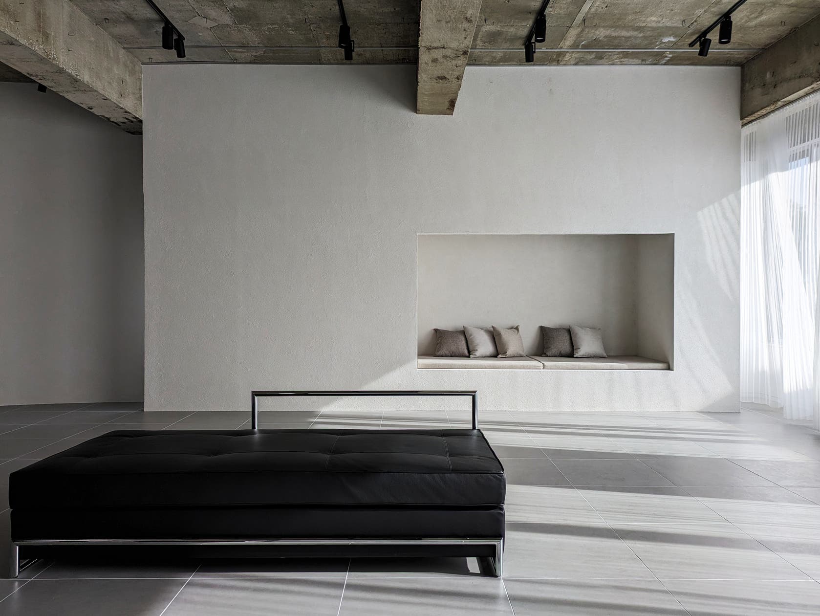 【栄駅10分】ポップアップストアや展示会に最適なグレーを基調とした100㎡以上あるレンタルスペースの写真1