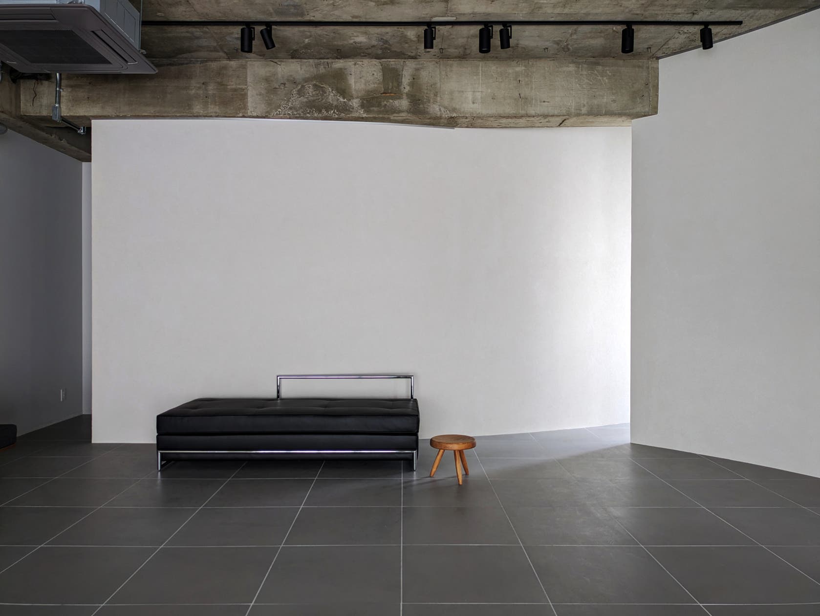 【栄駅10分】ポップアップストアや展示会に最適なグレーを基調とした100㎡以上あるレンタルスペースの写真2