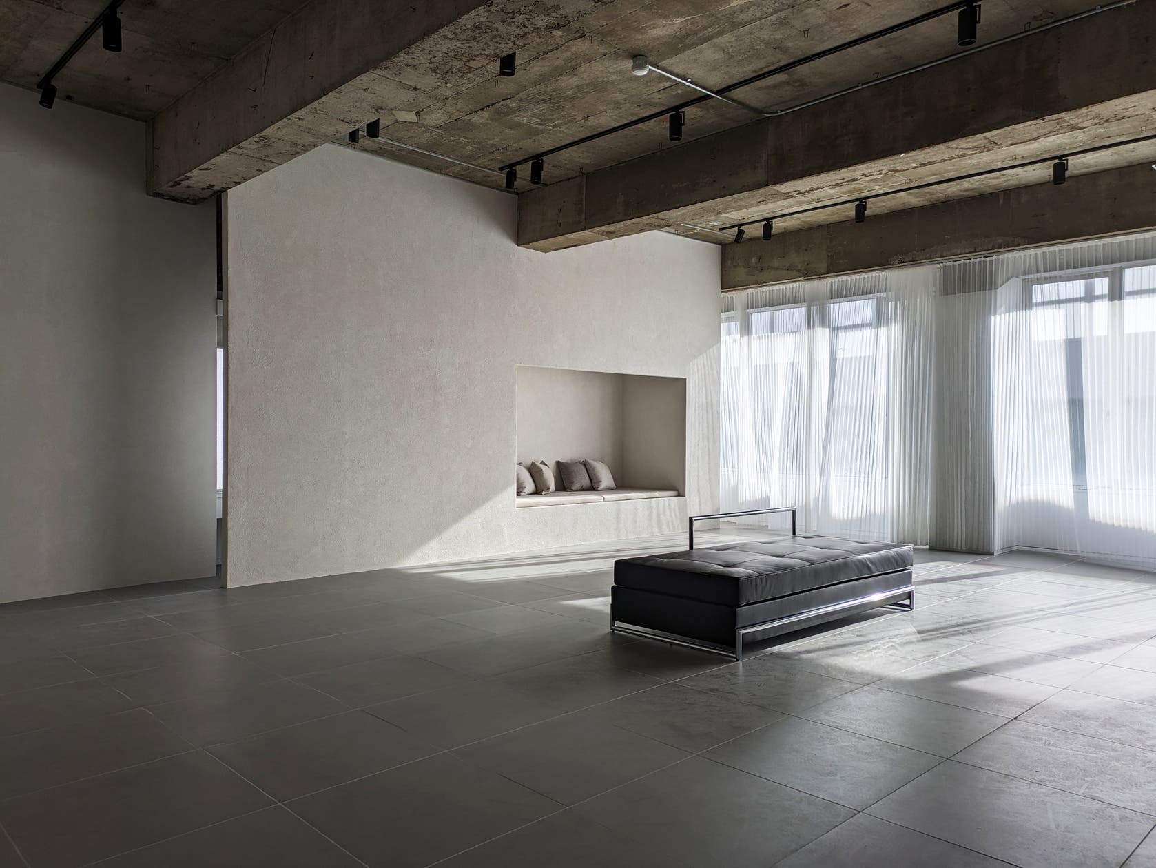 【栄駅10分】ポップアップストアや展示会に最適なグレーを基調とした100㎡以上あるレンタルスペースの写真3