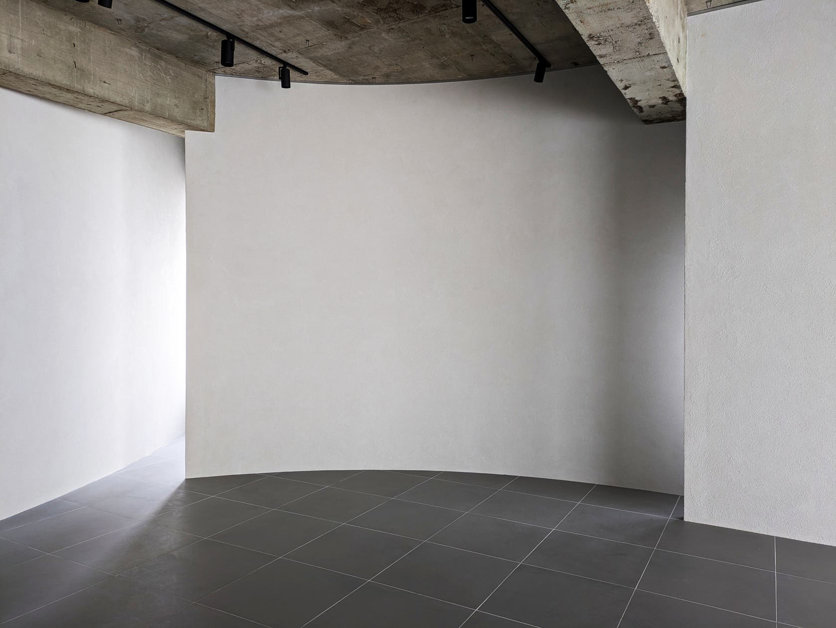 【栄駅10分】ポップアップストアや展示会に最適なグレーを基調とした100㎡以上あるレンタルスペースの写真4