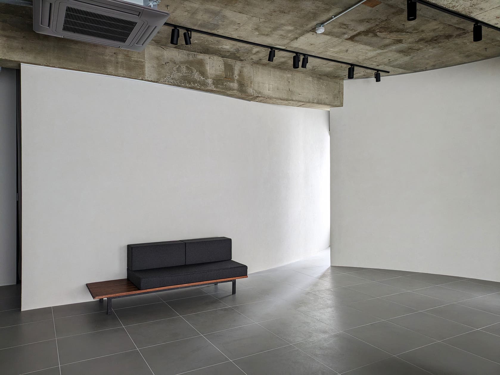 【栄駅10分】ポップアップストアや展示会に最適なグレーを基調とした100㎡以上あるレンタルスペースの写真6