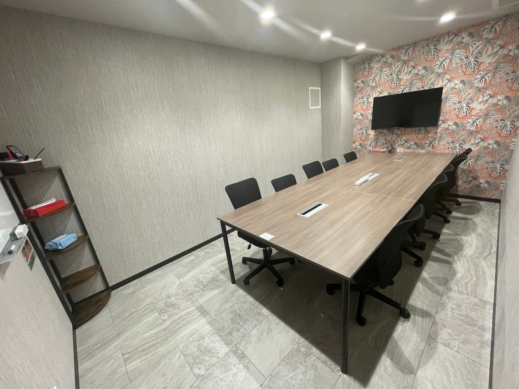【池袋駅徒歩1分】モニター・フリードリンク付き10名会議室（Room A）※予約時間前は入室不可の写真1