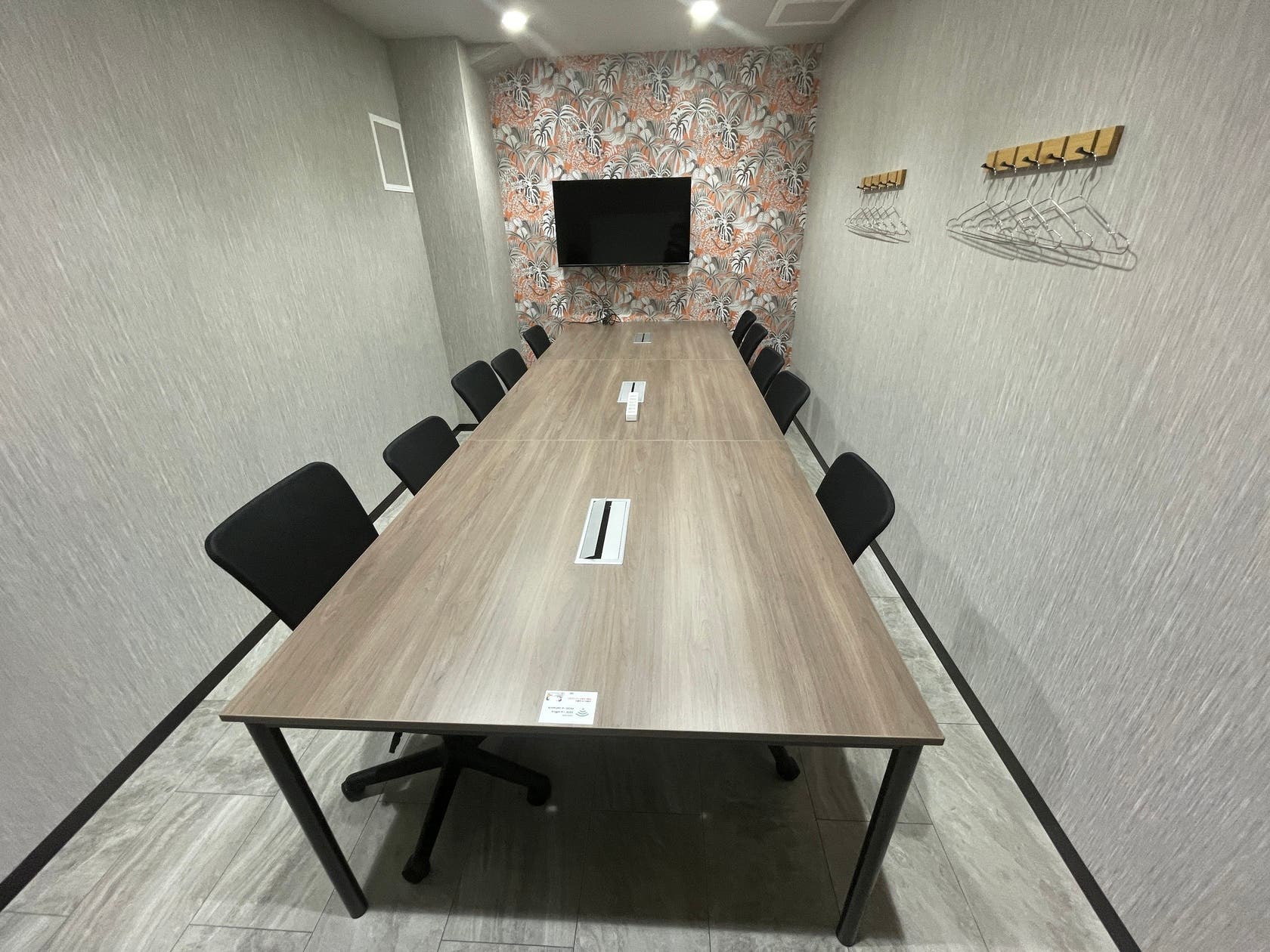 【池袋駅徒歩1分】モニター・フリードリンク付き10名会議室（Room A）※予約時間前は入室不可の写真2