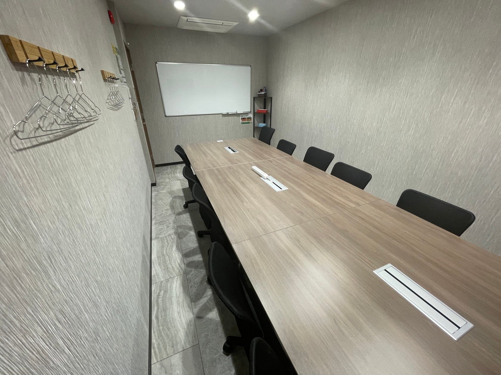 【池袋駅徒歩1分】モニター・フリードリンク付き10名会議室（Room A）※予約時間前は入室不可の写真3