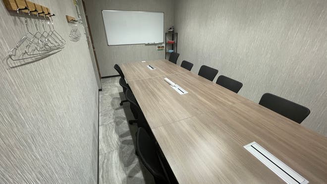 【池袋駅徒歩1分】モニター・フリードリンク付き10名会議室(Room A)※予約時間前は入室不可の写真3