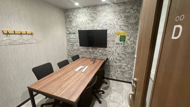 【池袋駅徒歩1分】モニター・フリードリンク付き6名会議室(Room D)※予約時間前は入室不可の写真1