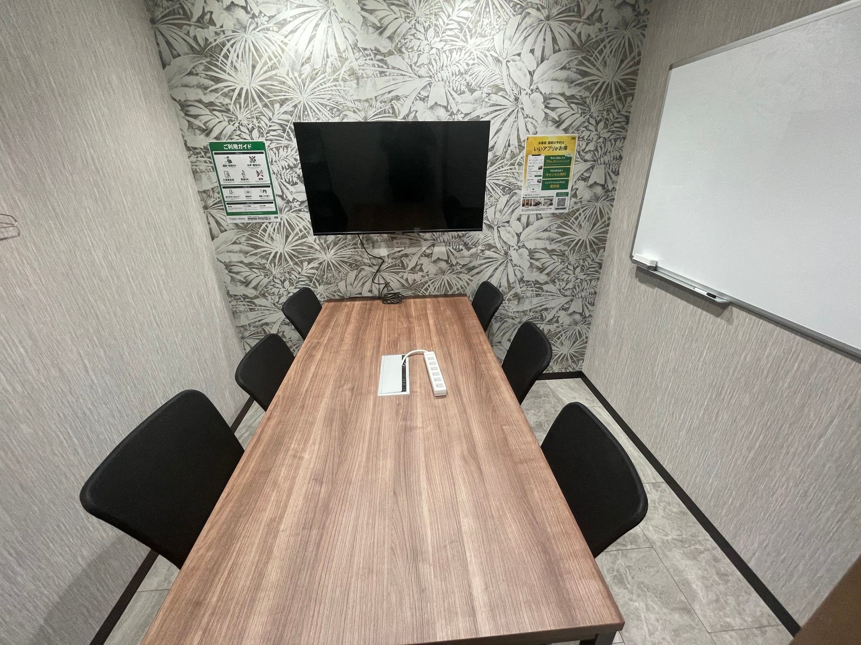 【池袋駅徒歩1分】モニター・フリードリンク付き6名会議室（Room D）※予約時間前は入室不可の写真2