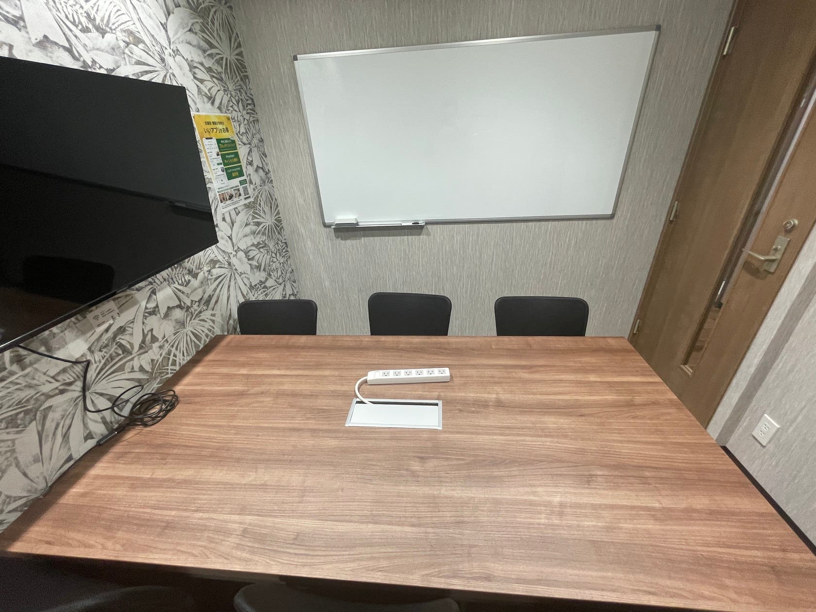 【池袋駅徒歩1分】モニター・フリードリンク付き6名会議室（Room D）※予約時間前は入室不可の写真3