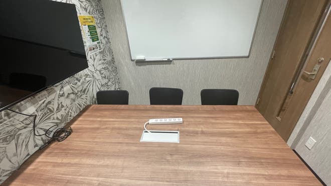 【池袋駅徒歩1分】モニター・フリードリンク付き6名会議室(Room D)※予約時間前は入室不可の写真3