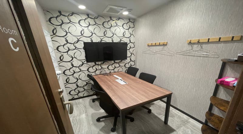 【池袋駅から徒歩1分】モニター・フリードリンク付き4名会議室（Room C）※予約時間前は入室不可