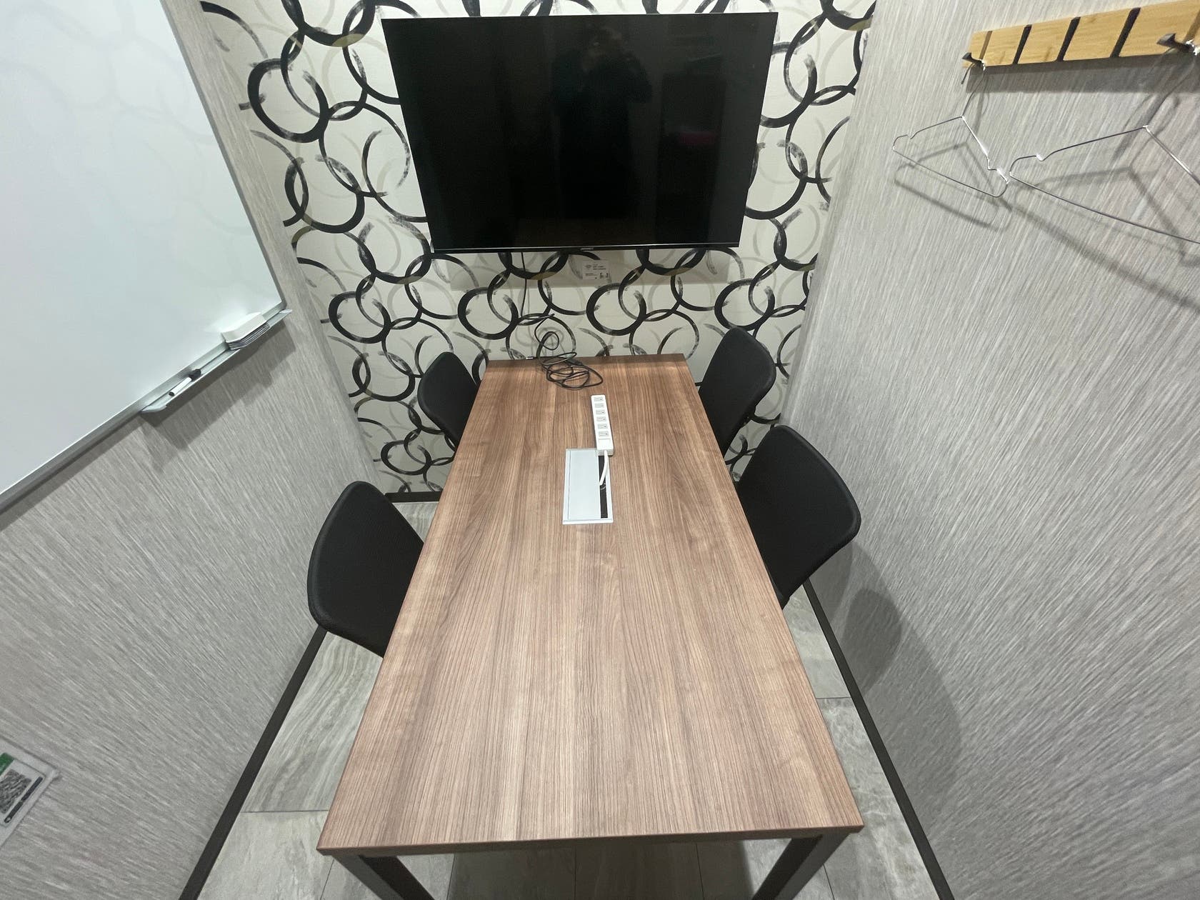 【池袋駅から徒歩1分】モニター・フリードリンク付き4名会議室（Room C）※予約時間前は入室不可の写真3