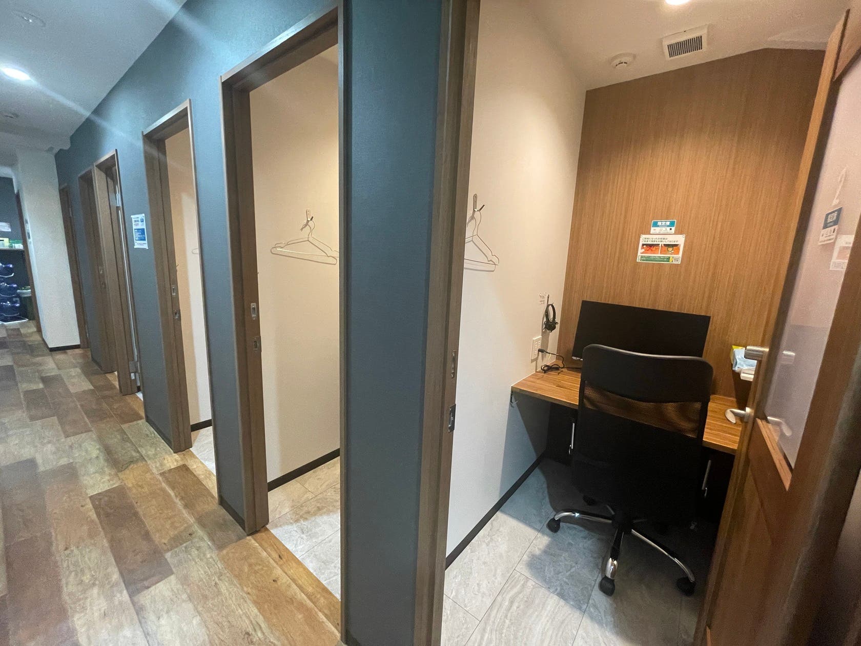 【池袋駅から徒歩1分】モニター・フリードリンク付き4名会議室（Room C）※予約時間前は入室不可の写真6