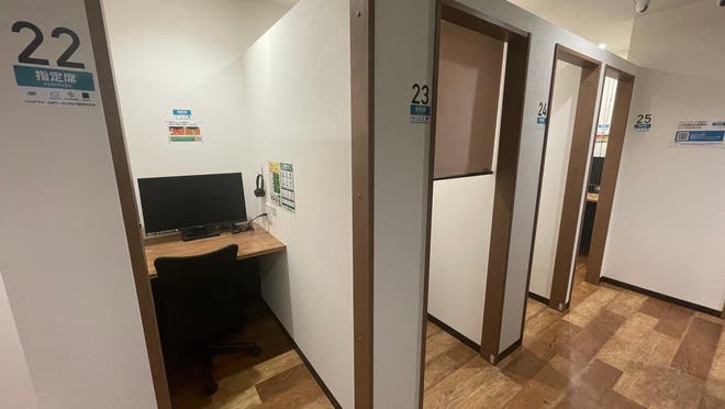 【池袋駅から徒歩1分】モニター・フリードリンク付き1名半個室(ブース22)※予約時間前は入室不可の写真1