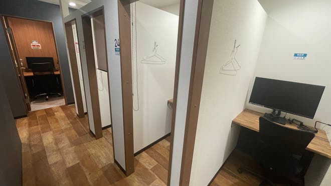 【池袋駅から徒歩1分】モニター・フリードリンク付き1名半個室(ブース22)※予約時間前は入室不可の写真7