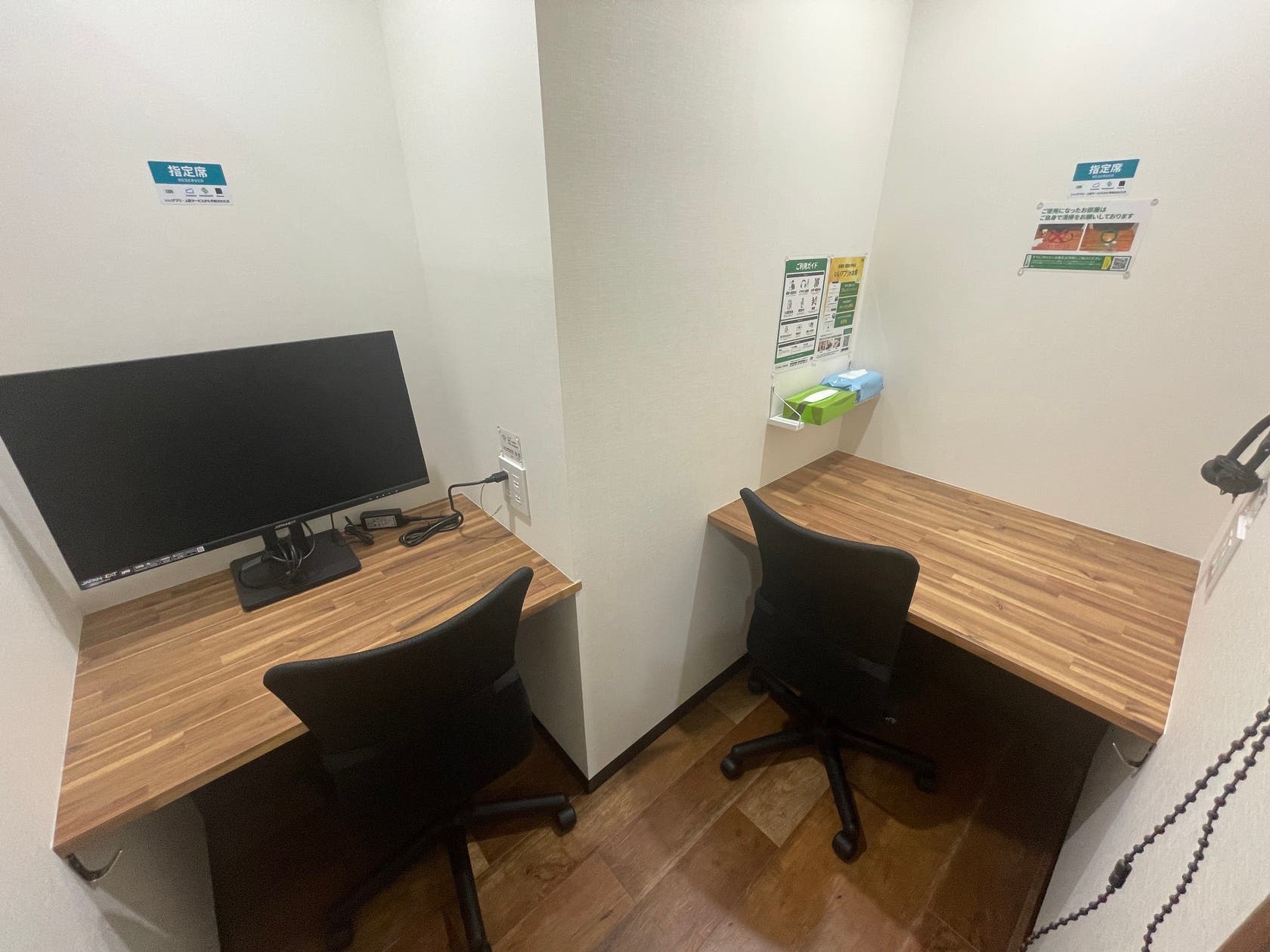 【池袋駅から徒歩1分】モニター・フリードリンク付き2名半個室（ブース25）※予約時間前は入室不可の写真1
