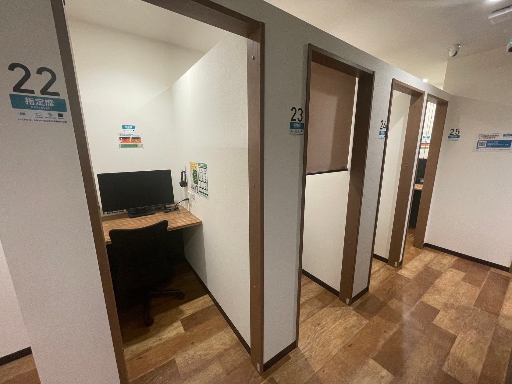 【池袋駅から徒歩1分】モニター・フリードリンク付き1名半個室（ブース24）※予約時間前は入室不可の写真1