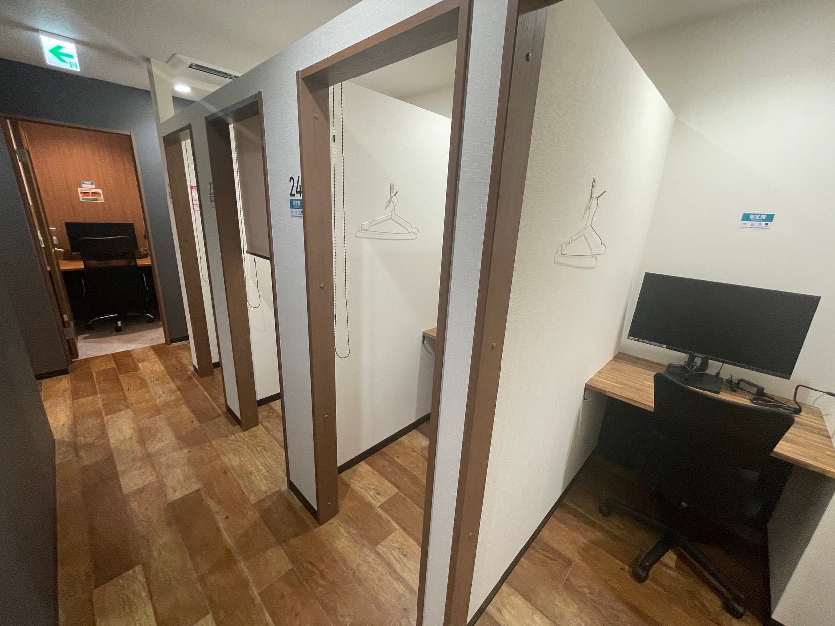 【池袋駅から徒歩1分】モニター・フリードリンク付き1名半個室（ブース24）※予約時間前は入室不可の写真3