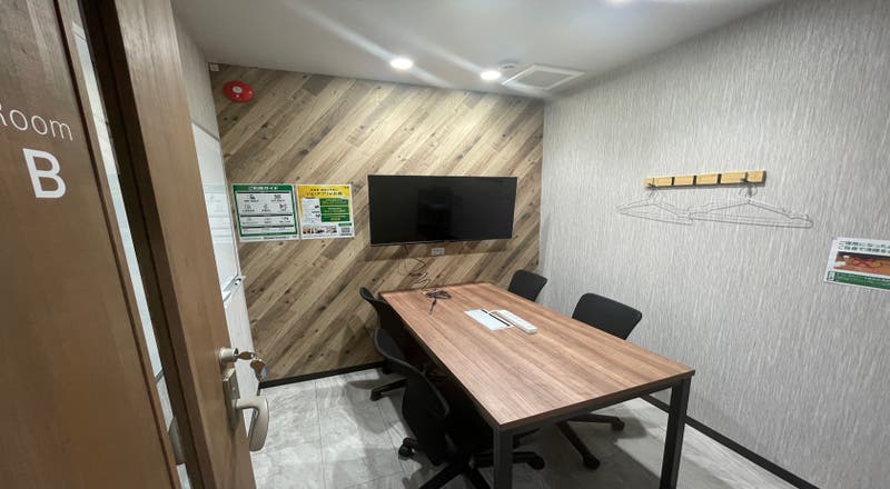 【池袋駅から徒歩1分】モニター・フリードリンク付き4名会議室（Room B）※予約時間前は入室不可