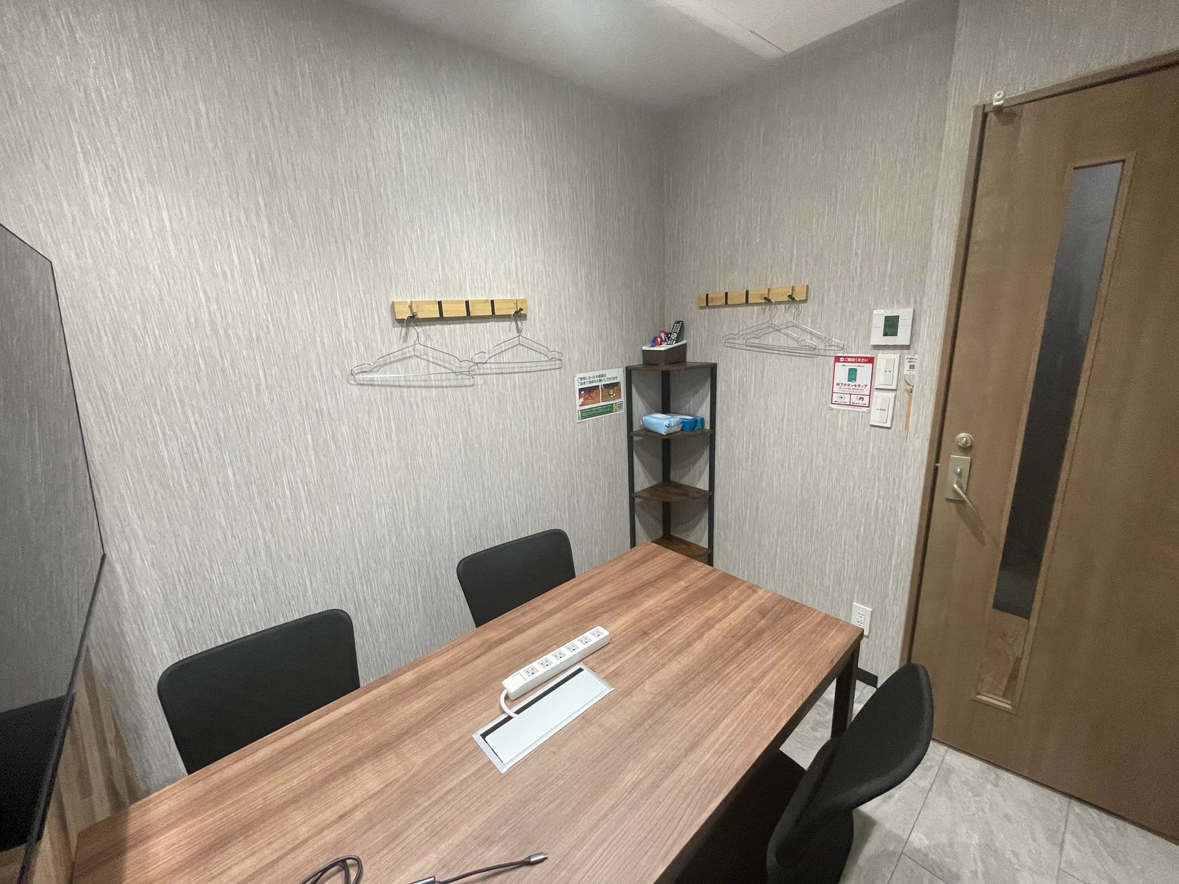 【池袋駅から徒歩1分】モニター・フリードリンク付き4名会議室（Room B）※予約時間前は入室不可の写真7