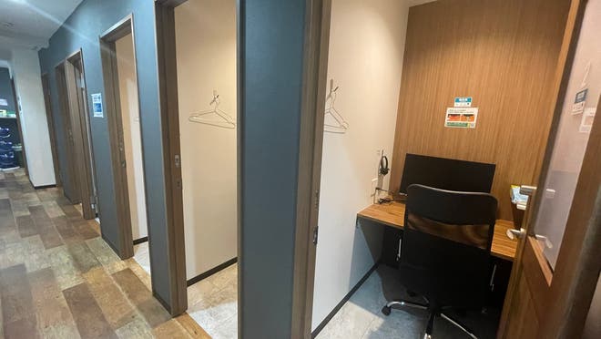 【池袋駅から徒歩1分】モニター・フリードリンク付き1名個室(ブース20)※予約時間前は入室不可の写真7