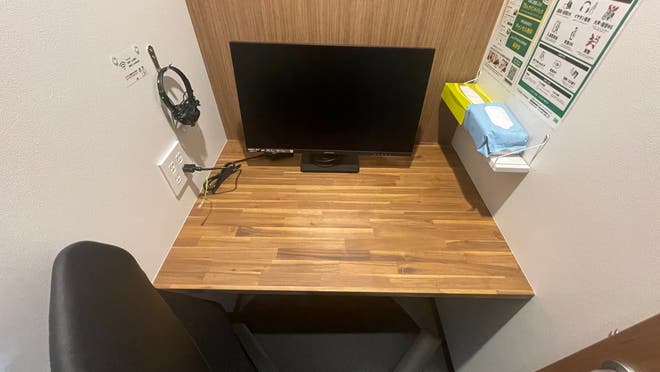 【池袋駅から徒歩1分】モニター・フリードリンク付き1名個室(ブース12)※予約時間前は入室不可の写真3