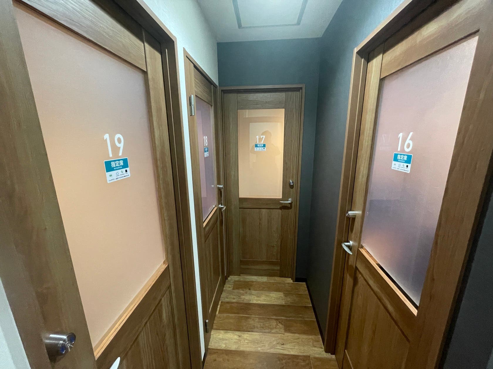 【池袋駅から徒歩1分】モニター・フリードリンク付き1名個室（ブース12）※予約時間前は入室不可の写真4