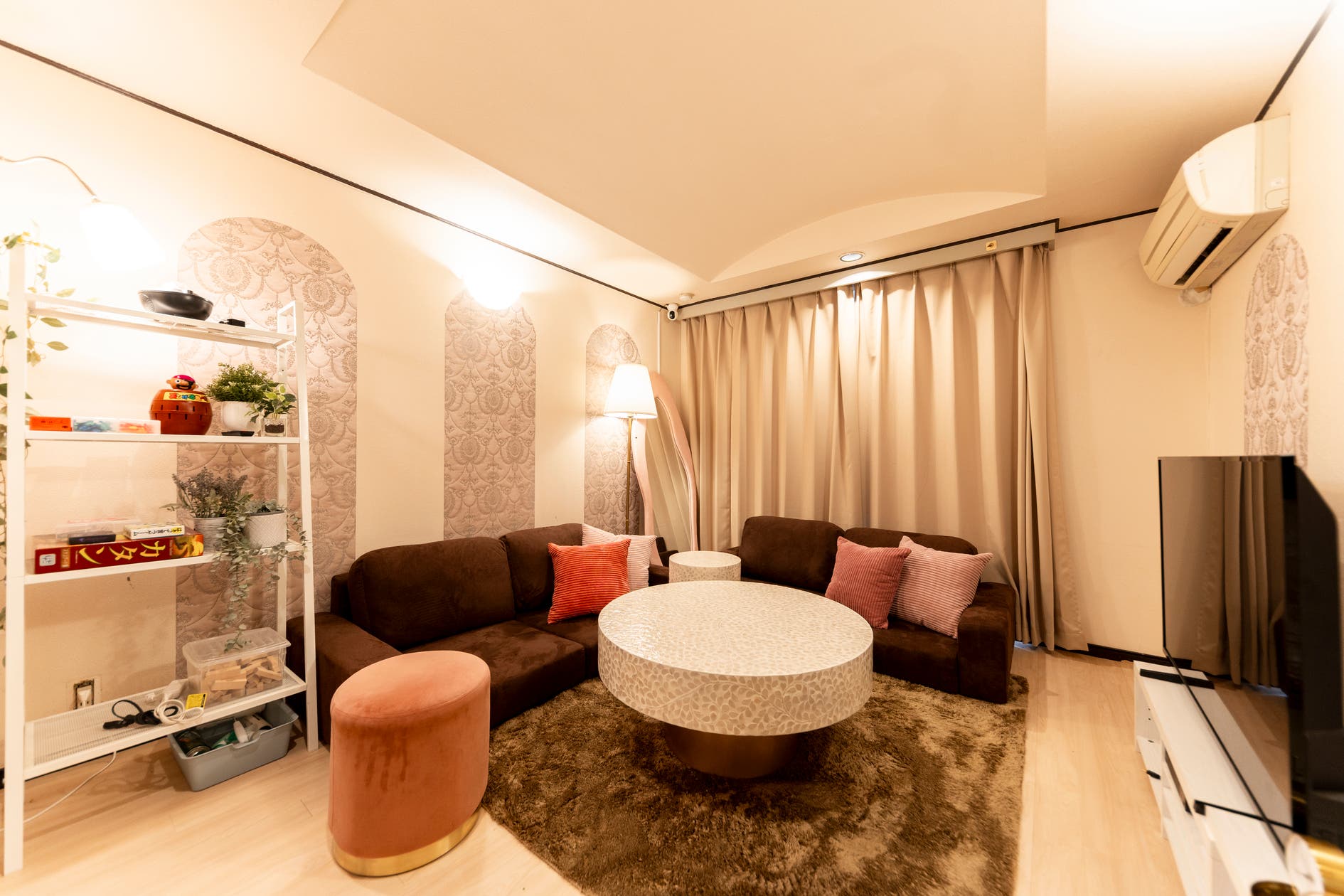 【要町4分/池袋9分】女子会・推し活に最適🎀大人かわいいラウンジ空間｜白壁で撮影OK🌟55㌅TVで映画鑑賞🎥クリスマス🎄の写真17