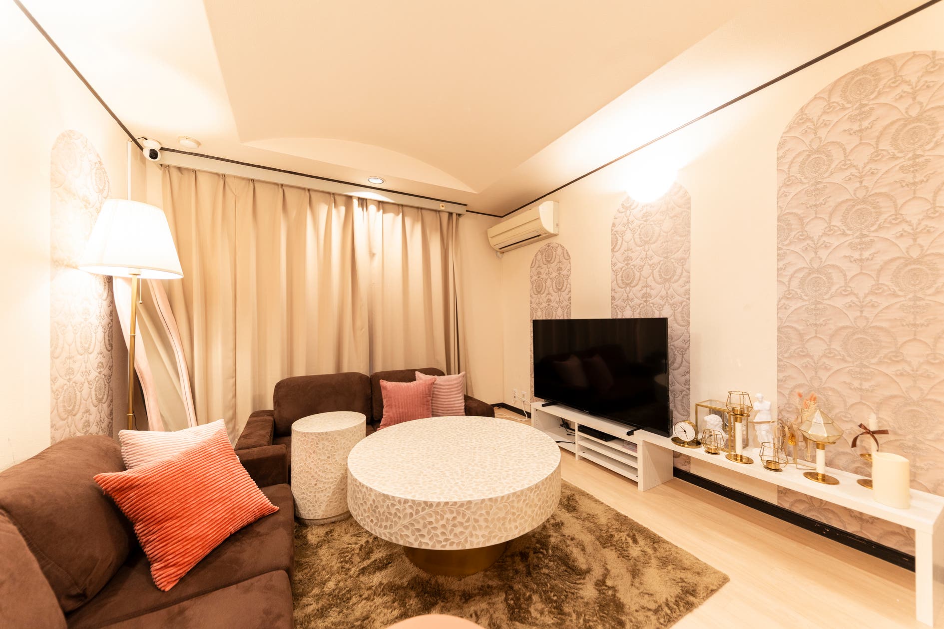 【要町4分/池袋9分】女子会・推し活に最適🎀大人かわいいラウンジ空間｜白壁で撮影OK🌟55㌅TVで映画鑑賞🎥クリスマス🎄の写真7