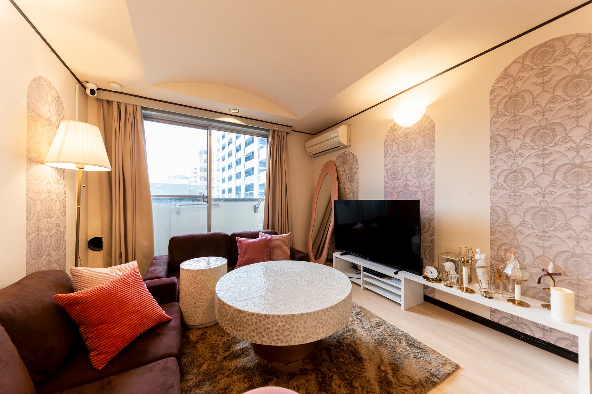 【要町4分/池袋9分】女子会・推し活に最適🎀大人かわいいラウンジ空間｜白壁で撮影OK🌟55㌅TVで映画鑑賞🎥クリスマス🎄の写真16