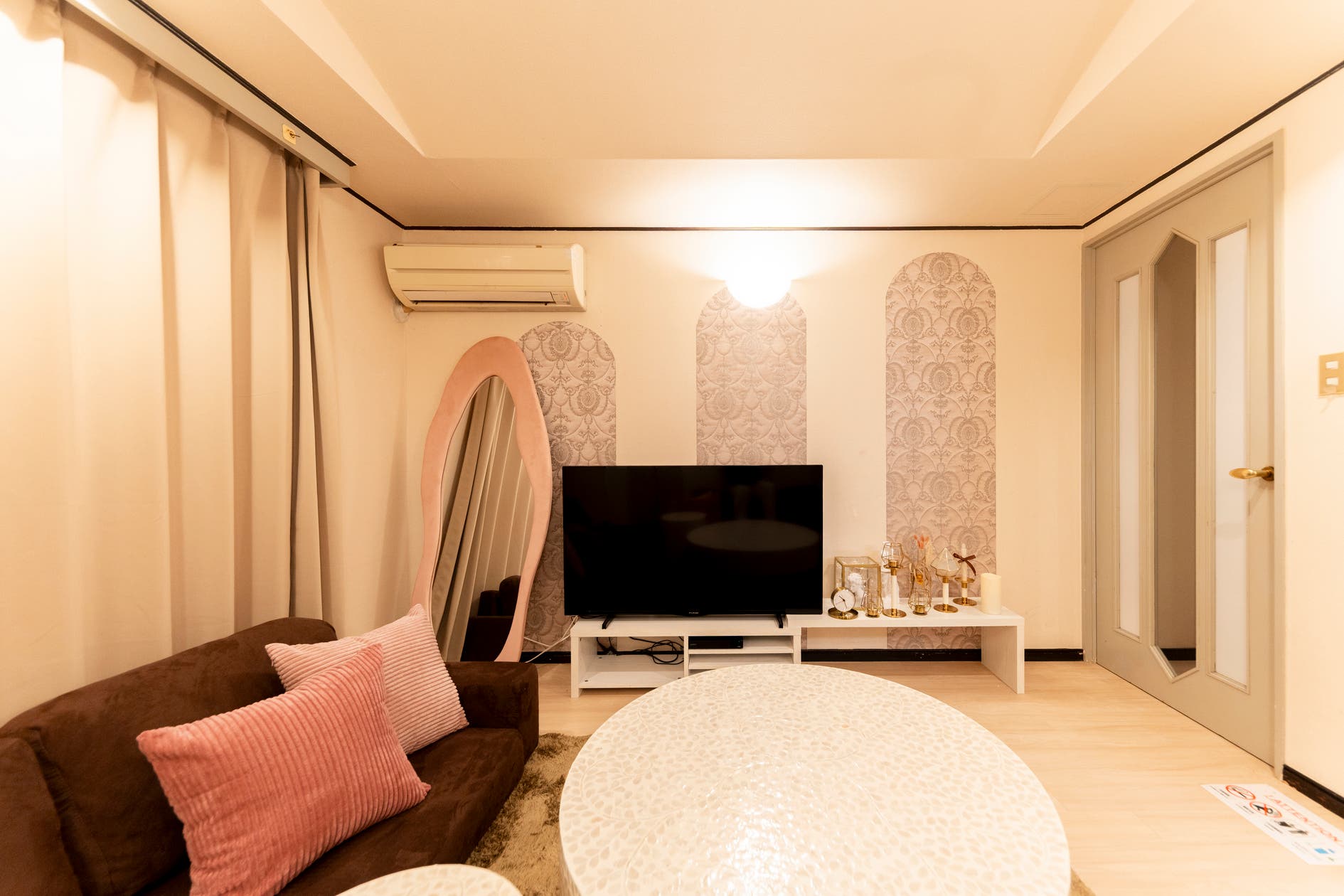 【要町4分/池袋9分】女子会・推し活に最適🎀大人かわいいラウンジ空間｜白壁で撮影OK🌟55㌅TVで映画鑑賞🎥クリスマス🎄の写真13