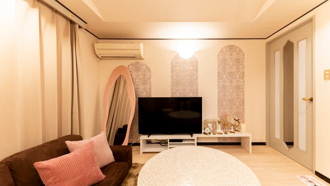 【要町4分/池袋9分】女子会・推し活に最適🎀大人かわいいラウンジ空間|白壁で撮影OK🌟55㌅TVで映画鑑賞🎥クリスマス🎄の写真13