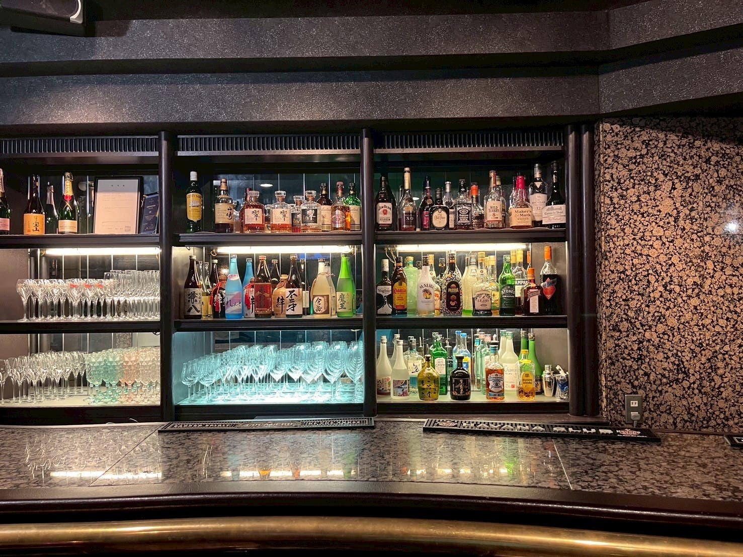 各種パーティーに最適なBAR完全貸切可/カラオケ無料・ダーツLIVE2あり/飲み放題990円!/心斎橋駅近/結婚式２次会/心斎橋の写真5