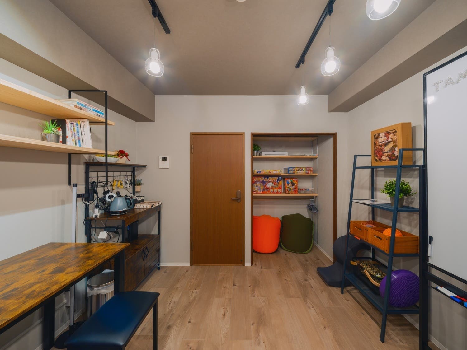 【無料駐車場完備🚙】アクセス良好！24H利用可🌃8名収容｜80㌅大画面でWeb会議・セミナー・研修に最適な個室の写真8