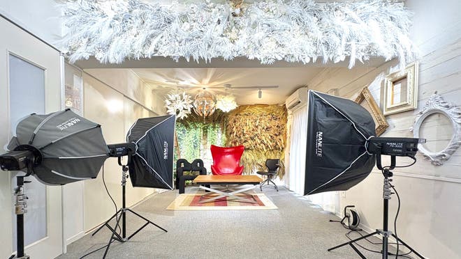 2号店 西新宿駅1分撮影スタジオ📷/機材無料📹/背景紙・モニターあり/真紅ベルベット/デザイナーズ家具🪑の写真1