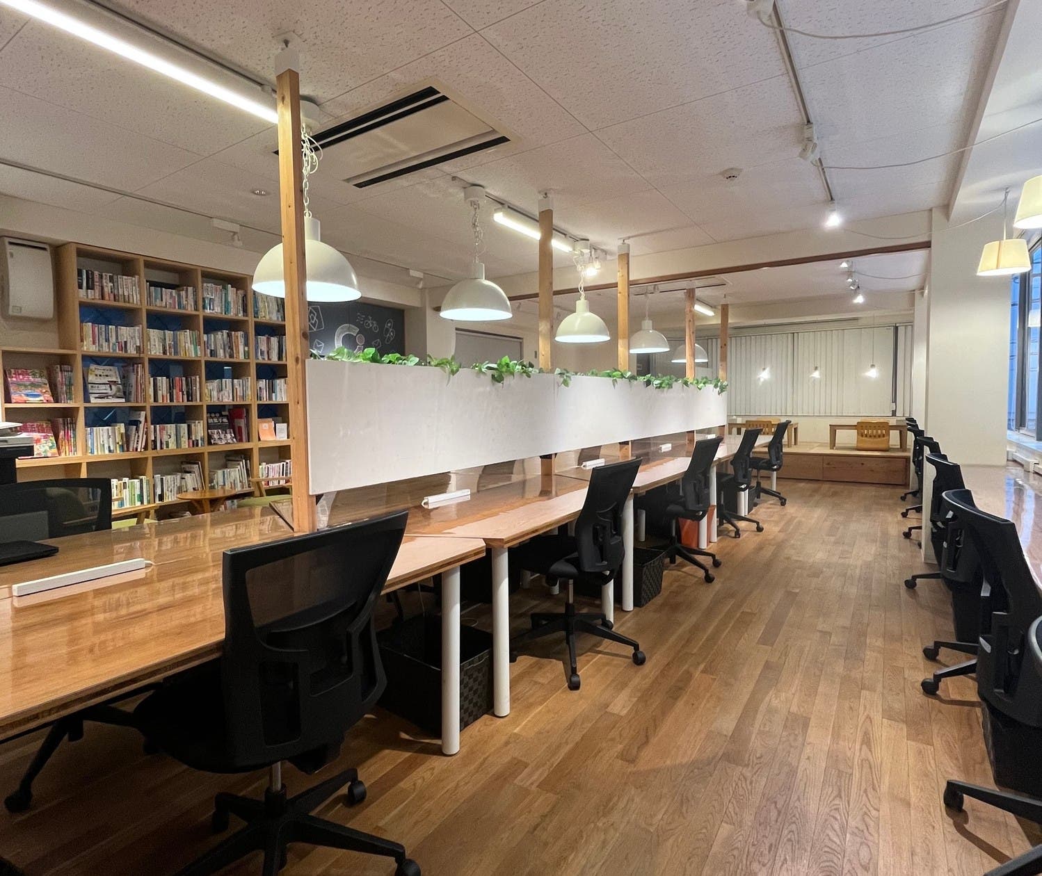 【大阪・梅田エリア/中津駅徒歩1分！】WEB会議・電話可能な超便利ワークスペース！ドロップインで利用可能！の写真1