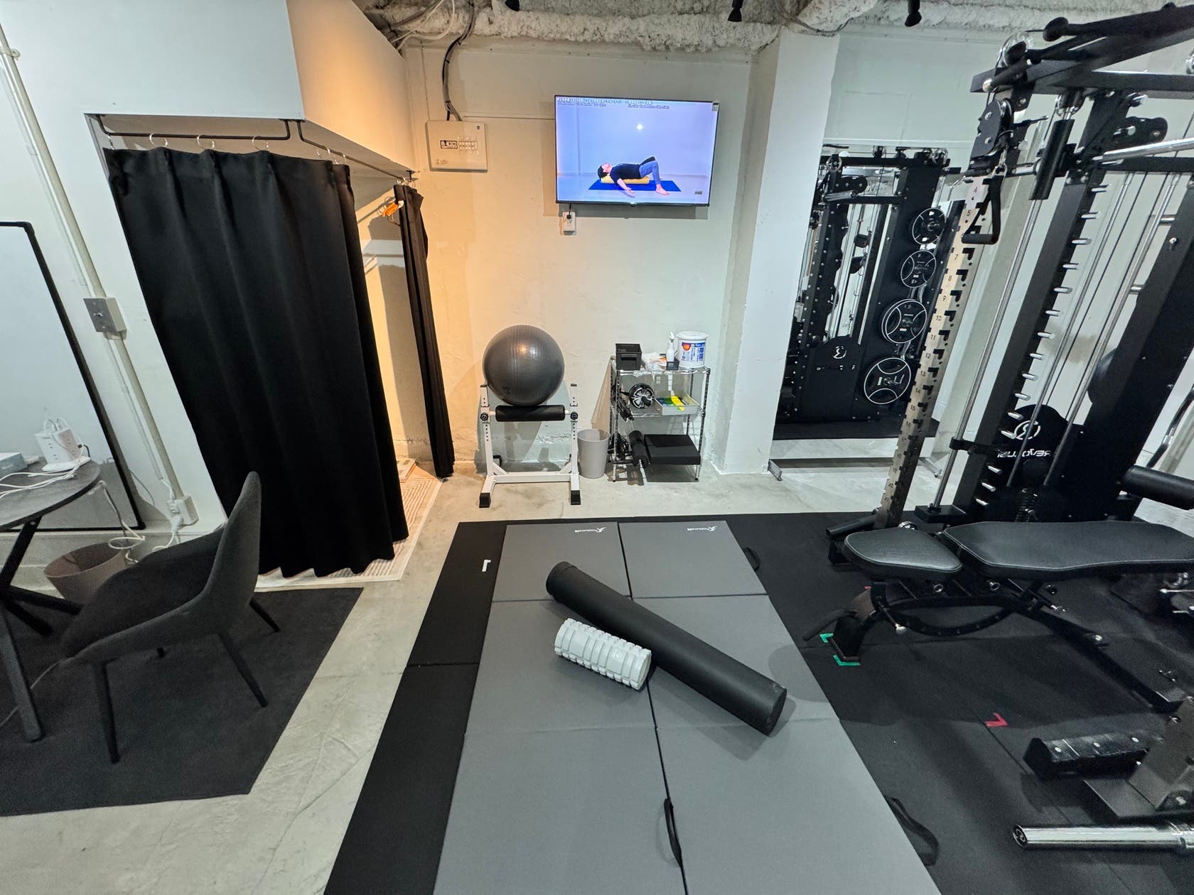 【東銀座駅徒歩1分】モノクロ基調の本格プライベートジム【路面店】の写真15