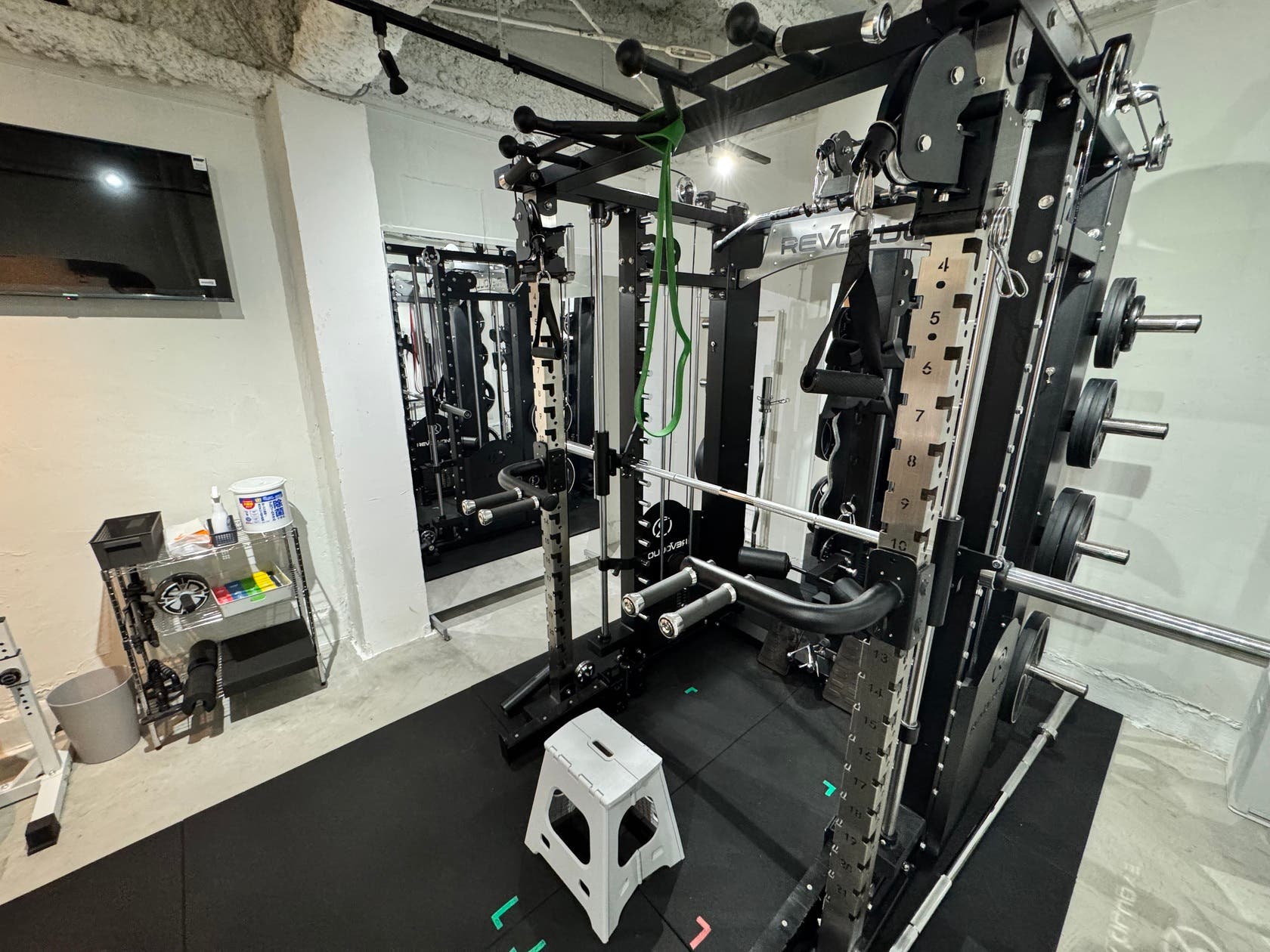 【東銀座駅徒歩1分】モノクロ基調の本格プライベートジム【路面店】の写真13