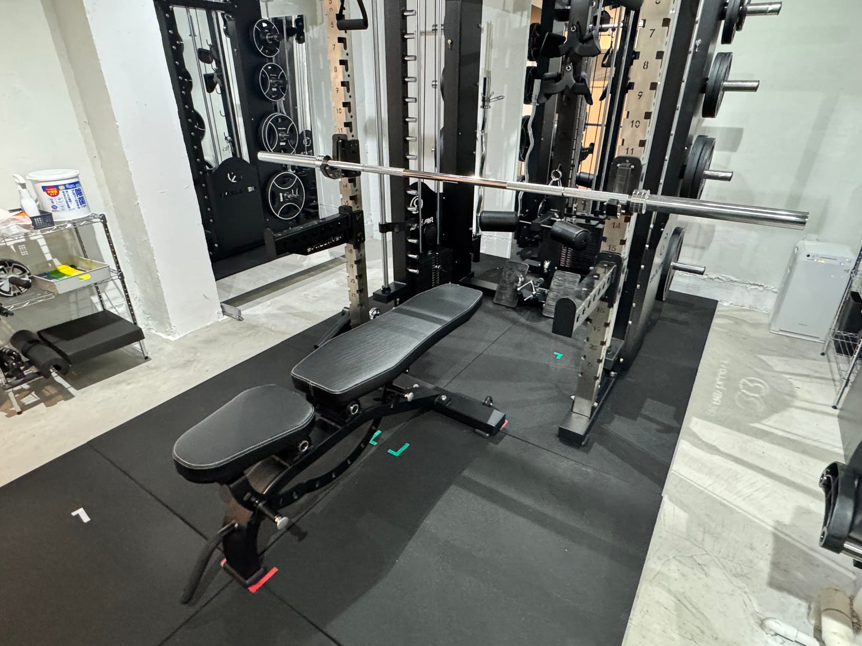 【東銀座駅徒歩1分】モノクロ基調の本格プライベートジム【路面店】の写真9