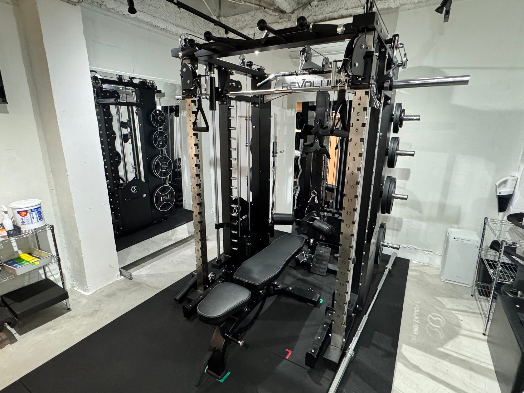【東銀座駅徒歩1分】モノクロ基調の本格プライベートジム【路面店】の写真8