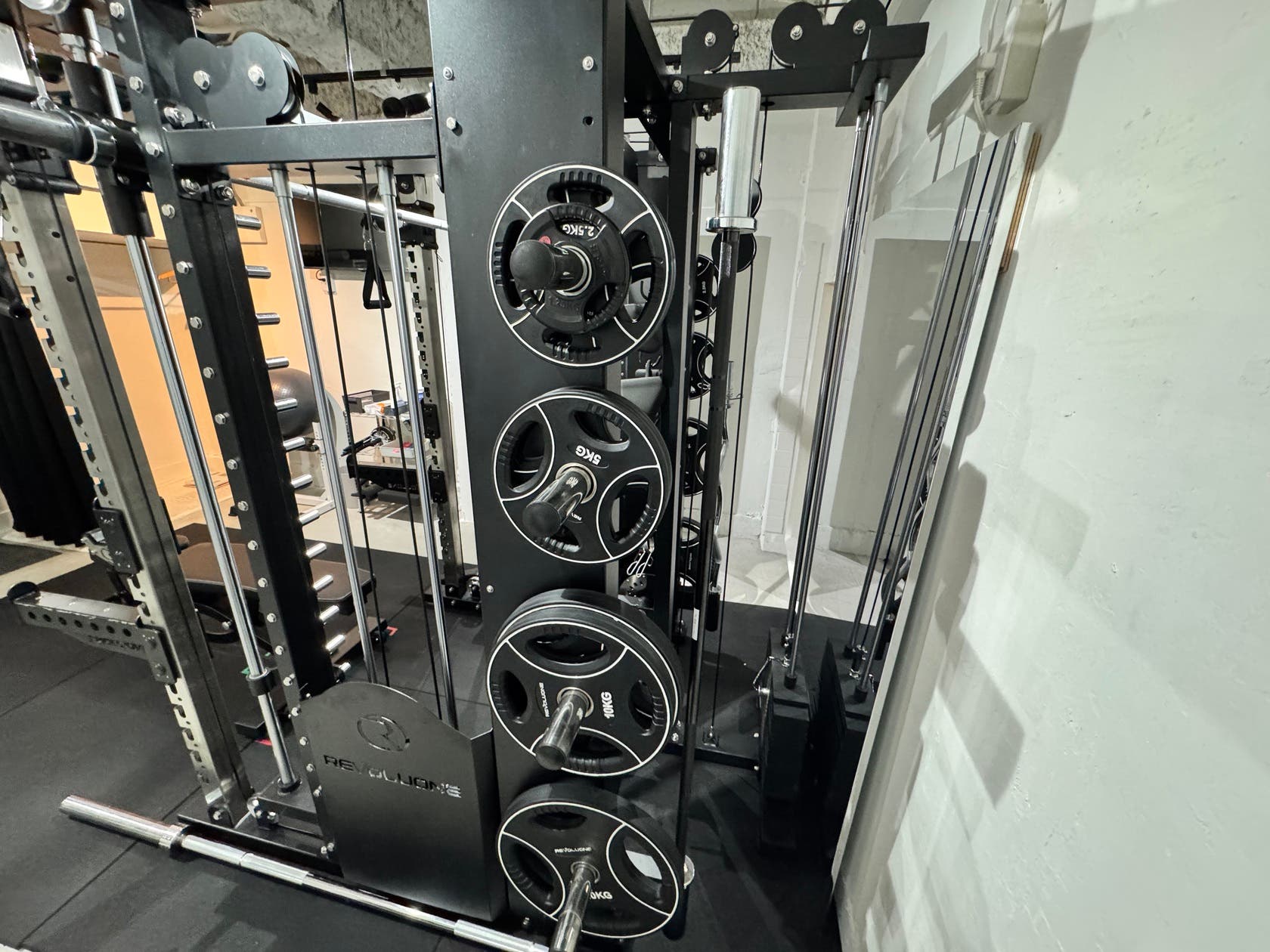 【東銀座駅徒歩1分】モノクロ基調の本格プライベートジム【路面店】の写真14