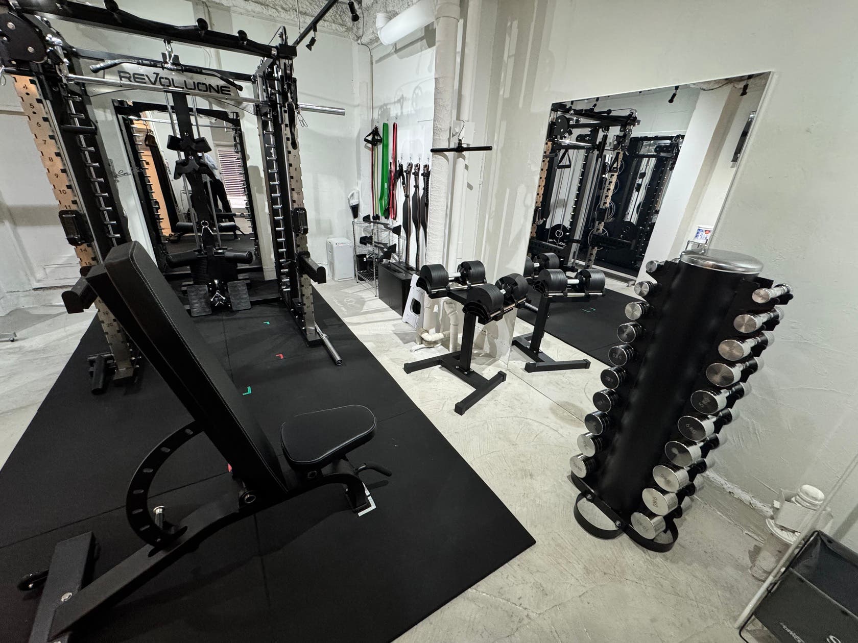 【東銀座駅徒歩1分】モノクロ基調の本格プライベートジム【路面店】の写真16