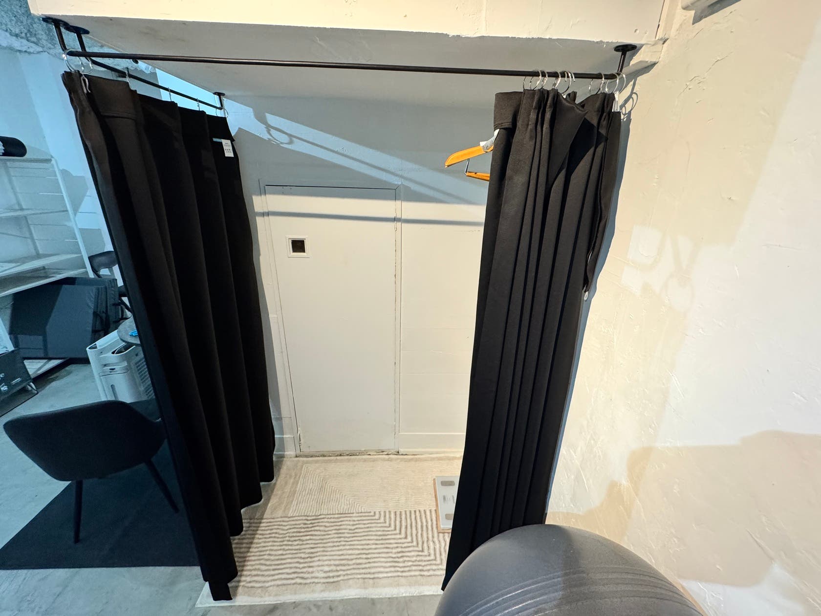 【東銀座駅徒歩1分】モノクロ基調の本格プライベートジム【路面店】の写真23