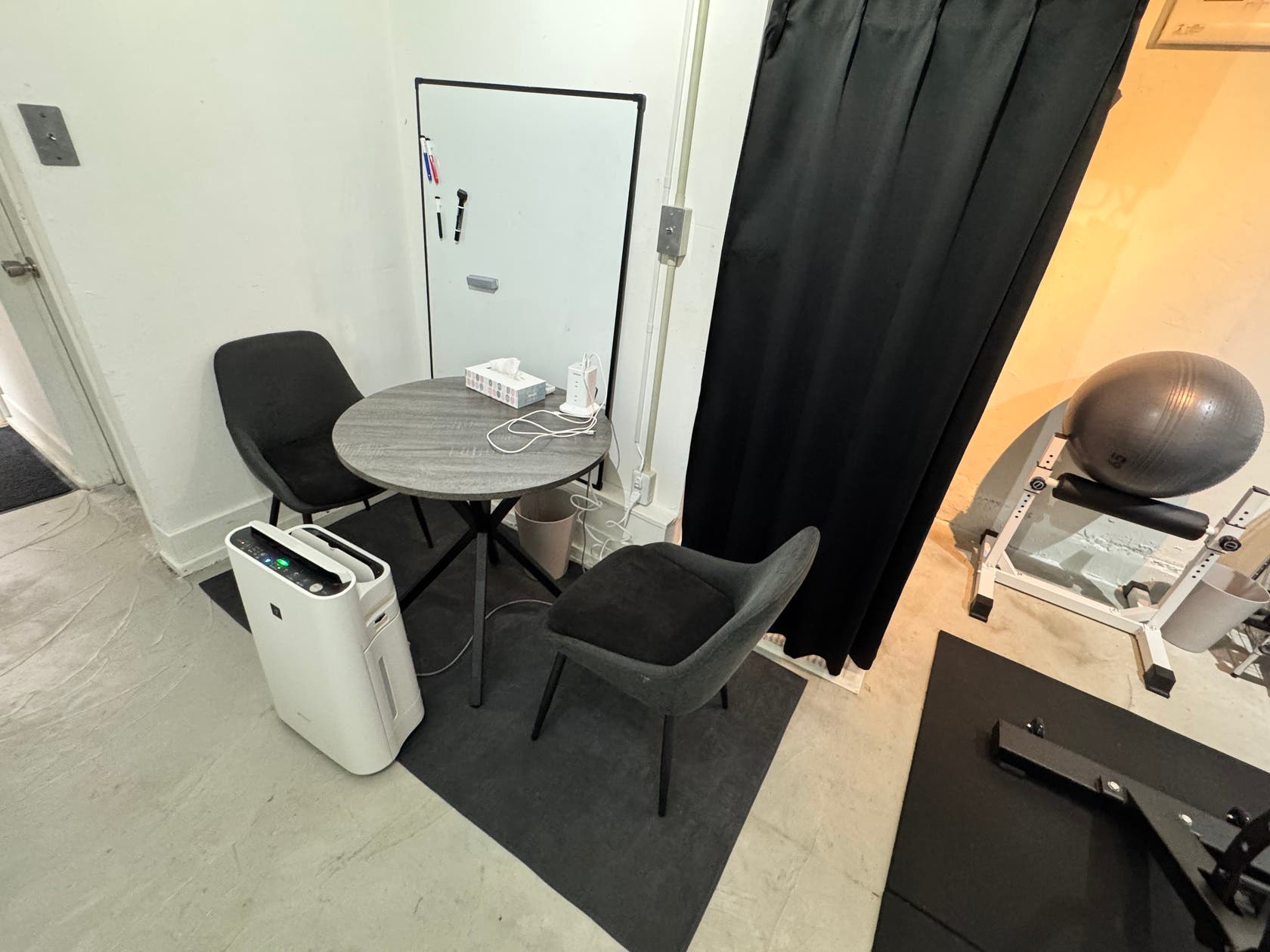 【東銀座駅徒歩1分】モノクロ基調の本格プライベートジム【路面店】の写真21