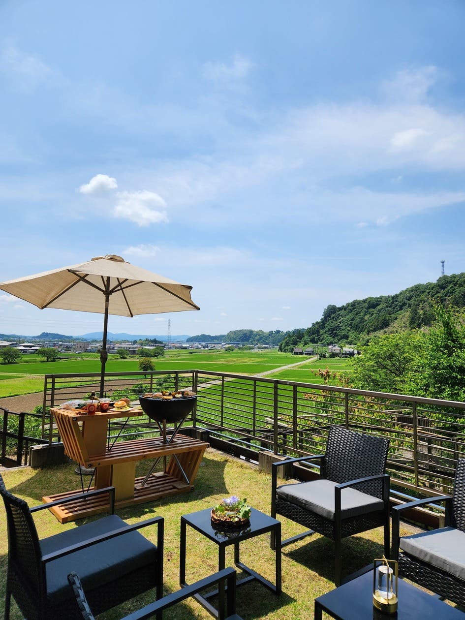 小さなお庭に３帖小屋『コハナレ』とウッドデッキや芝生広場があるマルチスペースの写真2