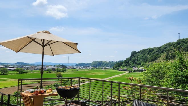 小さなお庭に3帖小屋『コハナレ』とウッドデッキや芝生広場があるマルチスペースの写真2