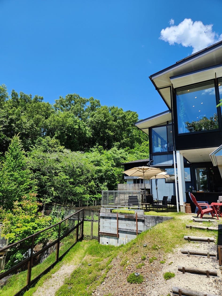 小さなお庭に３帖小屋『コハナレ』とウッドデッキや芝生広場があるマルチスペースの写真5