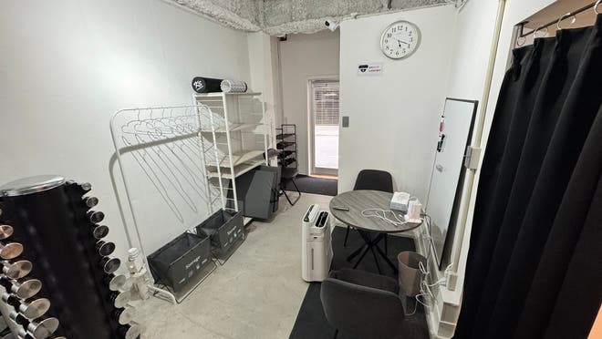 【東銀座駅徒歩1分】モノクロ基調の本格プライベートジム【路面店】の写真4